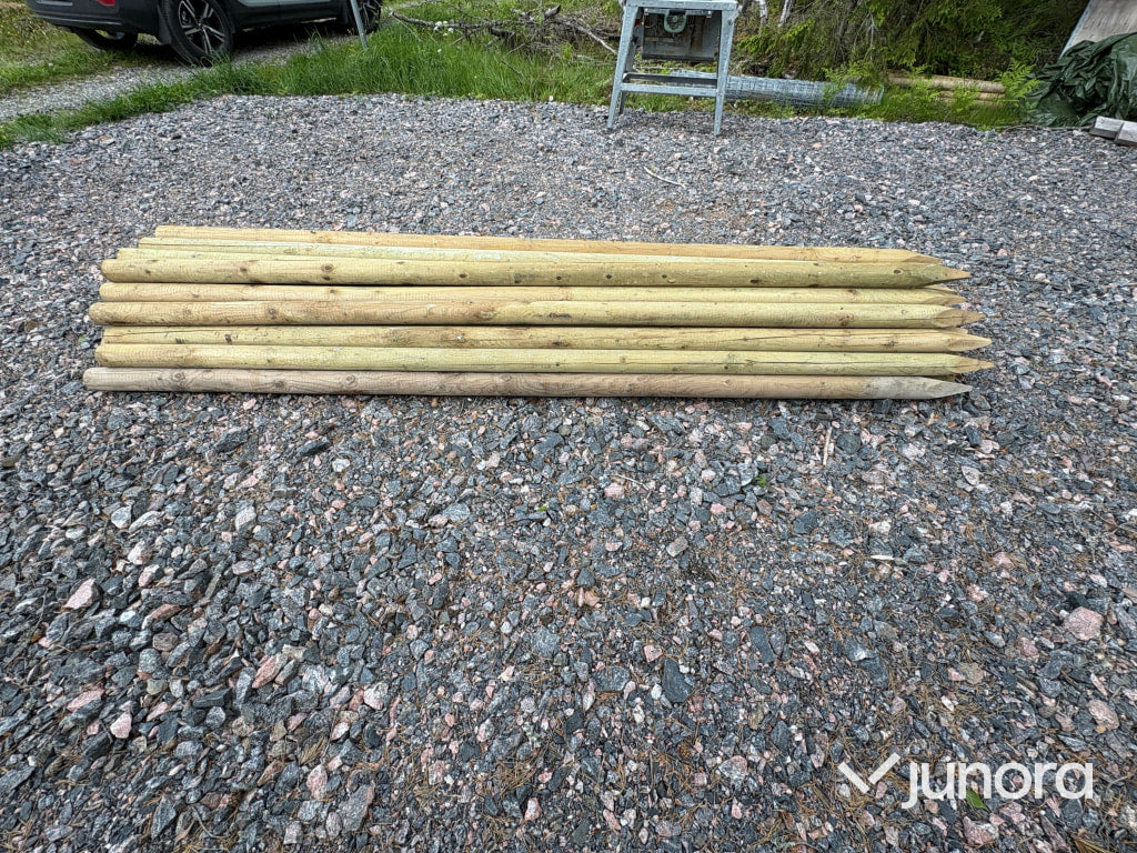 Runda impregnerade staketstolpar