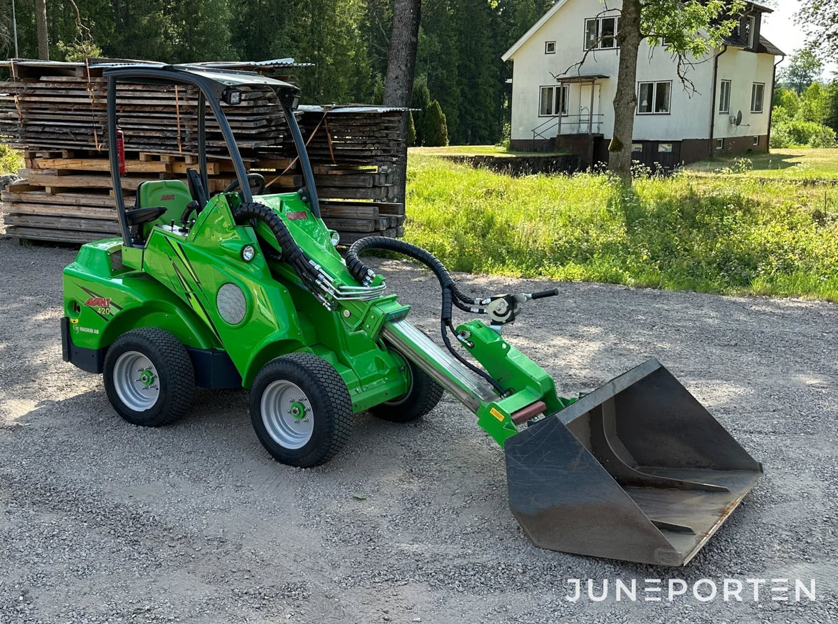 Kompaktlastare Avant 420 med redskap