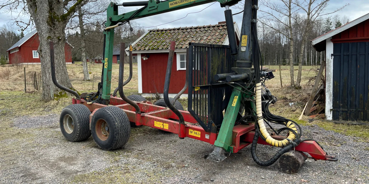 Möre skogsvagn med kran